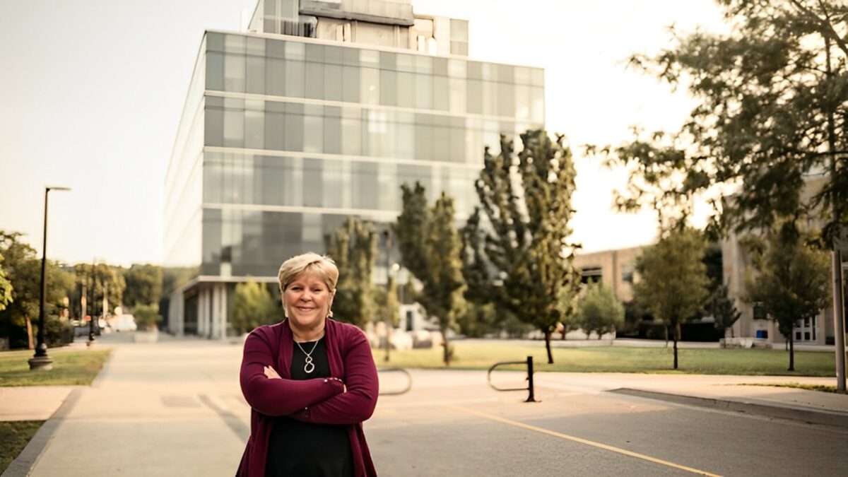 Research hub focused on improving vision health receives prestigious ...